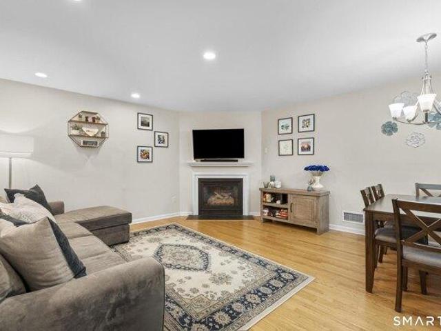 house with 2 bedroom, Stamford CT DLS102063101