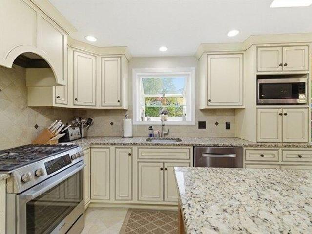 house with 3 bedroom, Taunton MA ES104010184