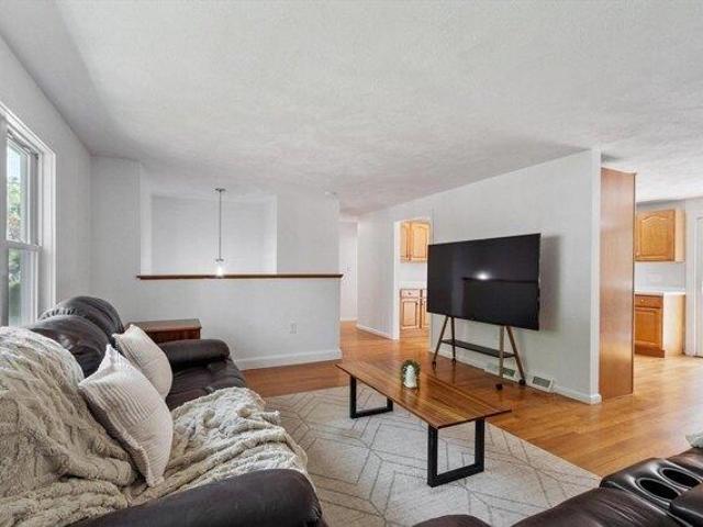 house with 3 bedroom, Tewksbury MA DLS102961749