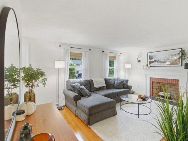 house with 3 bedroom, Tewksbury MA ES105108213