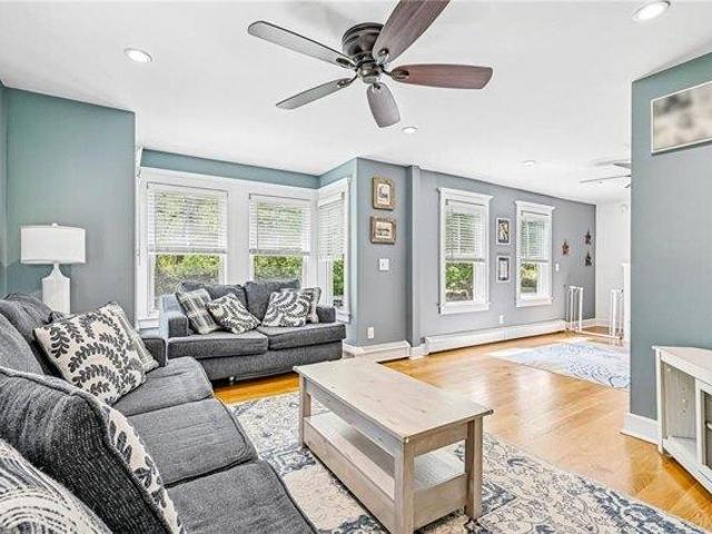 house with 3 bedroom, Tiverton RI DS104043322