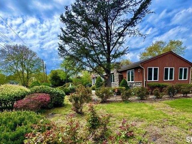house with 3 bedroom, Trumbull CT DLS102154015