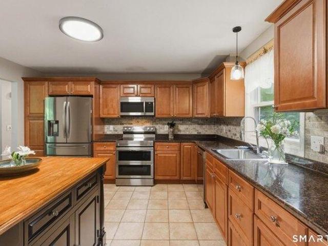 house with 3 bedroom, Trumbull CT DS103435713