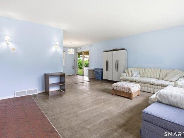 house with 3 bedroom, Trumbull CT ES105230528