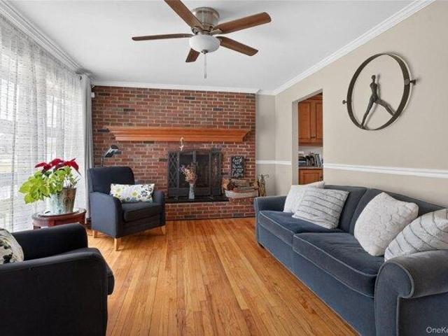 house with 3 bedroom, Valley Cottage NY DLS101782478