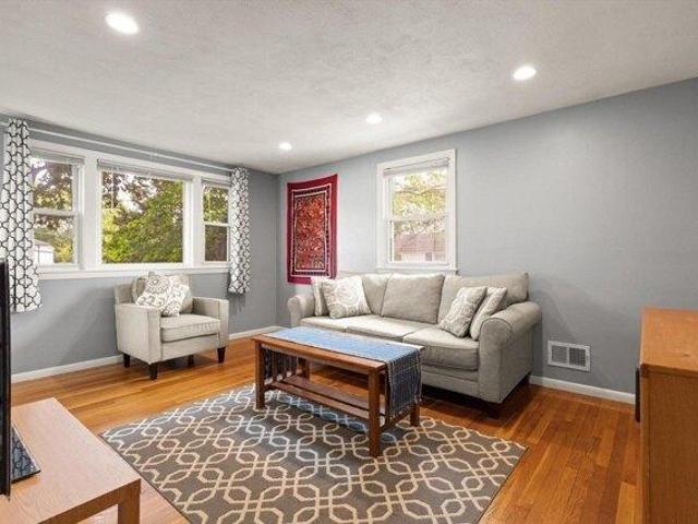 house with 3 bedroom, Waltham MA ES103495567