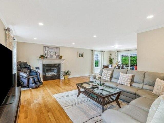 house with 3 bedroom, Waltham MA ES103968028