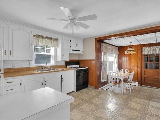 house with 3 bedroom, Warwick RI ES105157154