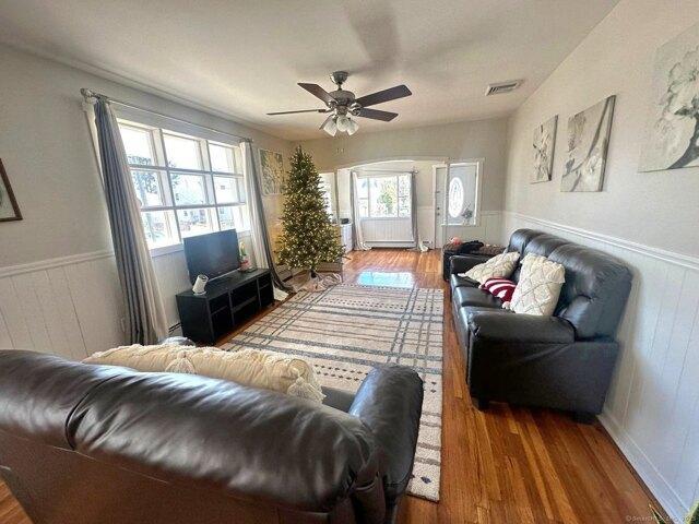 house with 3 bedroom, Waterbury CT DLS89424982
