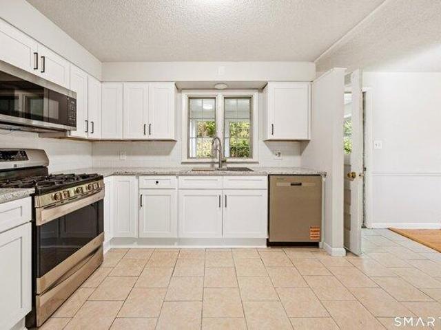 house with 3 bedroom, Waterbury CT ES104906005