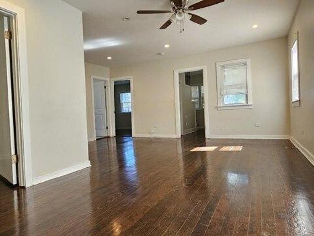 house with 3 bedroom, Waukegan IL DLS88247489
