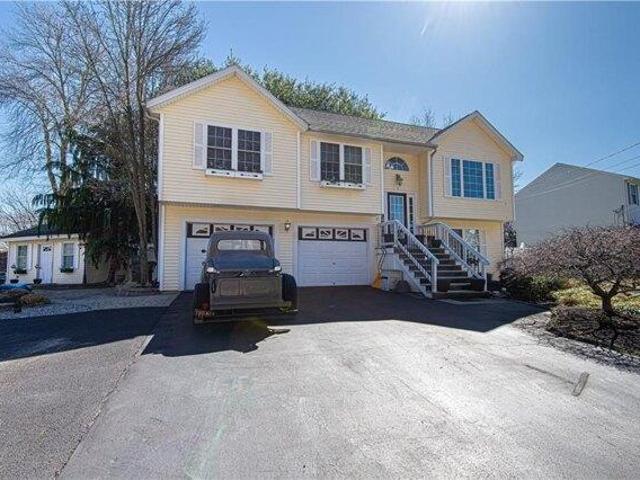 house with 3 bedroom, West Warwick RI DLS103017558
