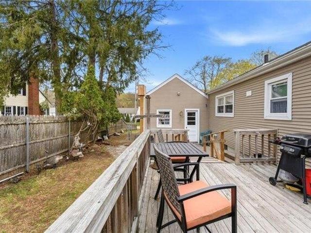house with 3 bedroom, West Warwick RI ES103433513