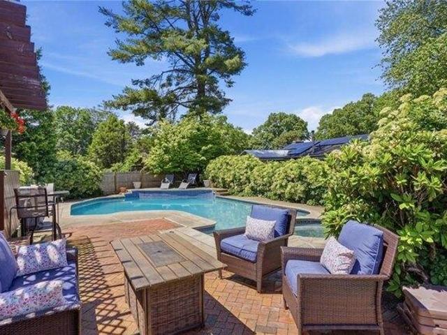 house with 3 bedroom, West Warwick RI ES103437265