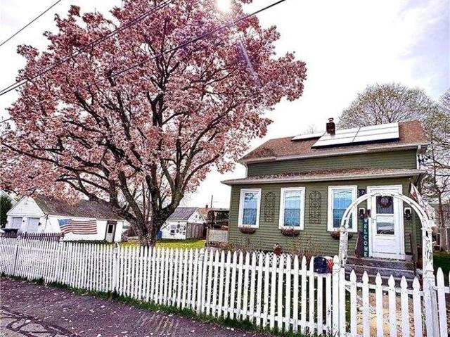 house with 3 bedroom, West Warwick RI ES103037795