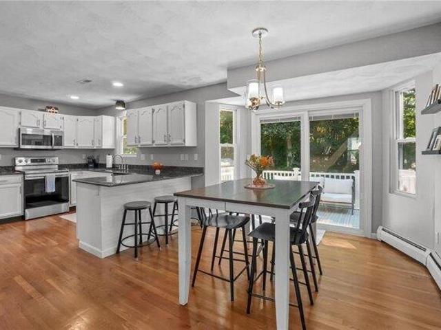 house with 3 bedroom, West Warwick RI ES105095554