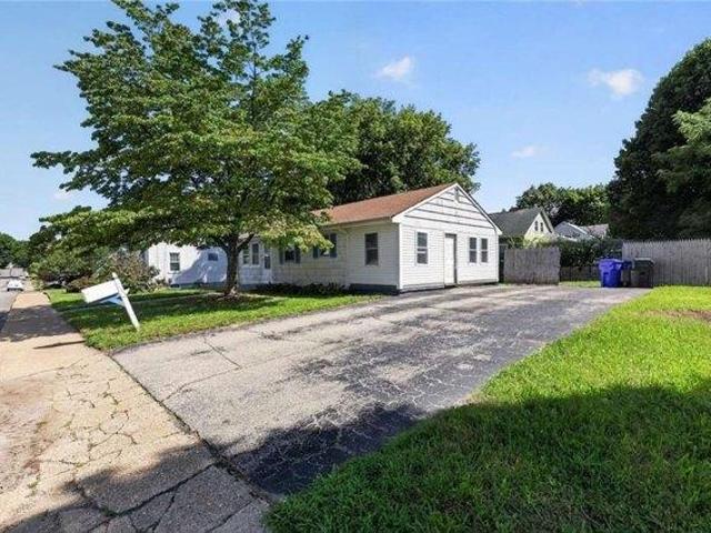 house with 3 bedroom, West Warwick RI ES105096149