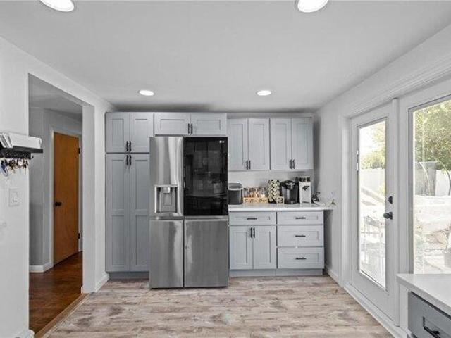 house with 3 bedroom, West Warwick RI ES105117399