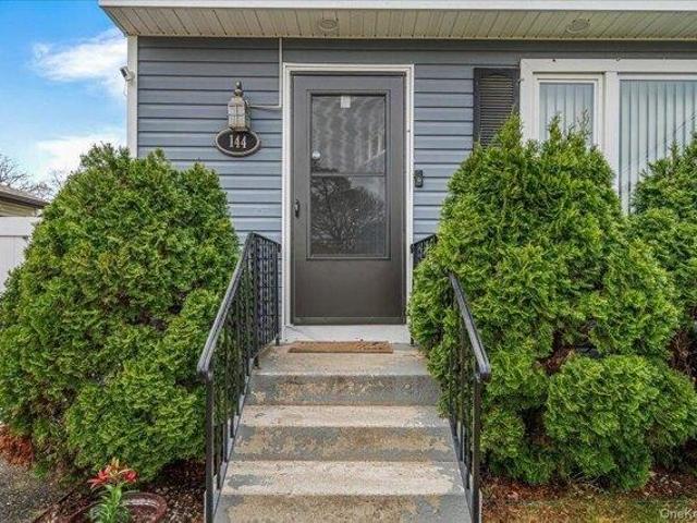 house with 3 bedroom, Wheatley Heights NY ES103601201