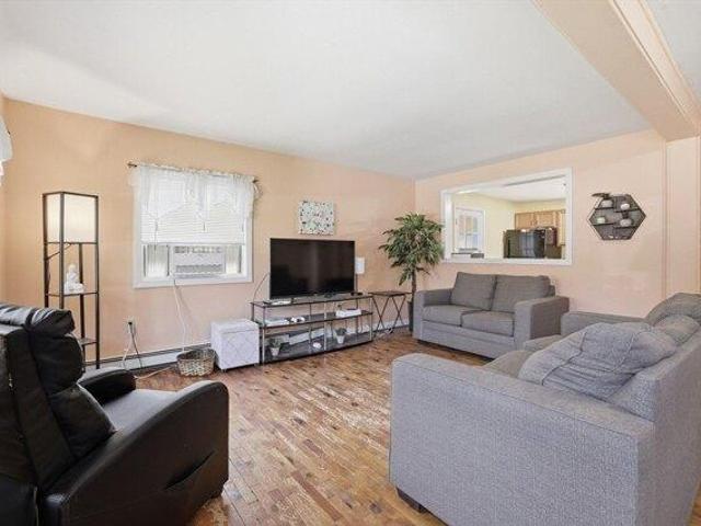house with 3 bedroom, Whitman MA ES104044972