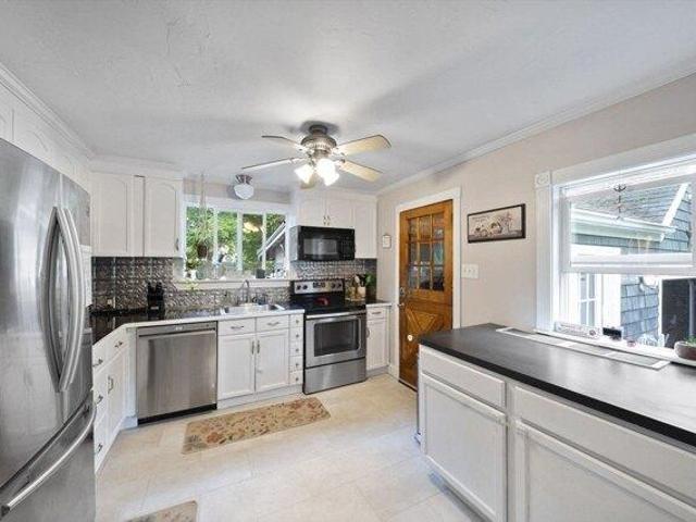 house with 3 bedroom, Whitman MA ES103969091
