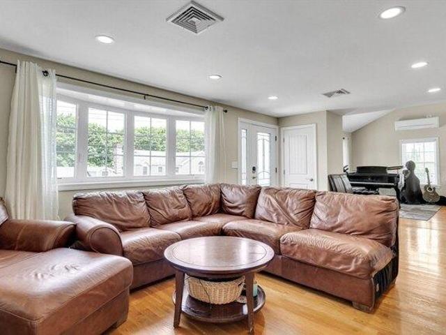 house with 3 bedroom, Woburn MA ES103247322