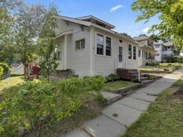 house with 3 bedroom, Worcester MA ES104297381