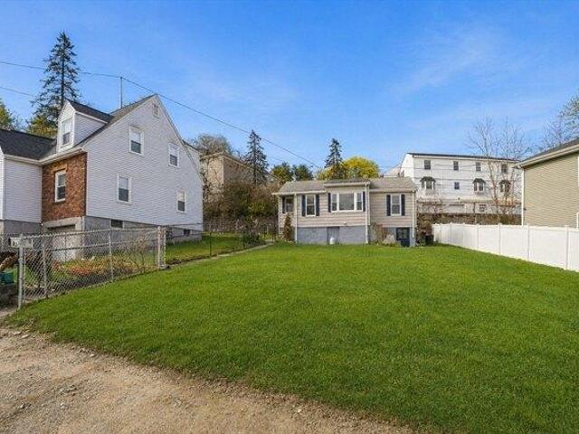 house with 3 bedroom, Worcester MA ES105060777