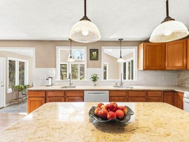 house with 3 bedroom, Attleboro MA DS102370592