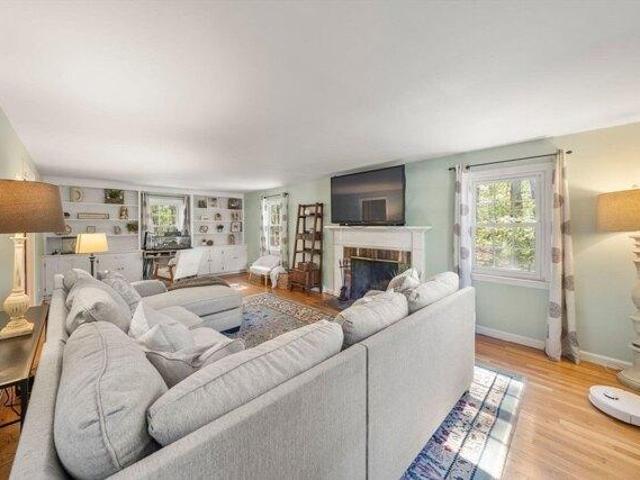 house with 3 bedroom, Attleboro MA ES103098219