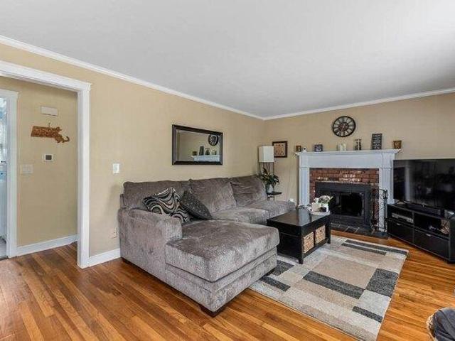 house with 3 bedroom, Attleboro MA ES103127631