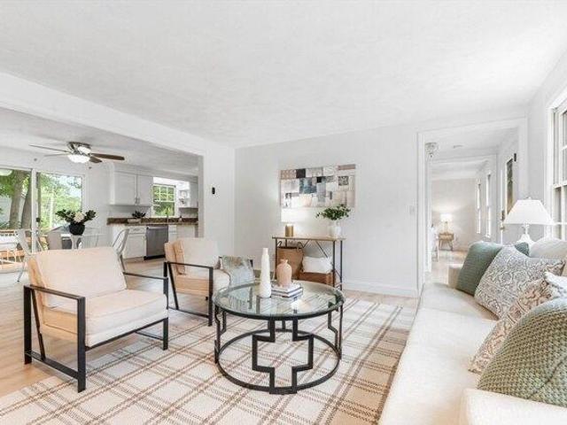 house with 3 bedroom, Attleboro MA ES104570238