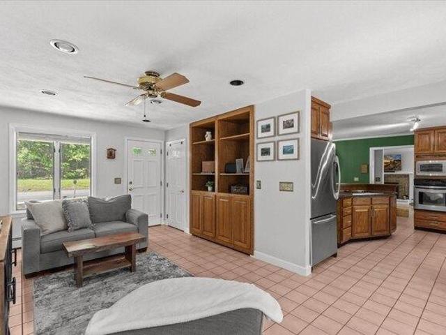 house with 3 bedroom, Attleboro MA ES104149901