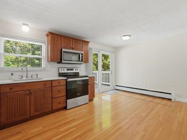 house with 3 bedroom, Attleboro MA ES105059269