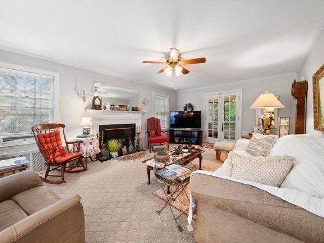 house with 3 bedroom, Attleboro MA ES105172113