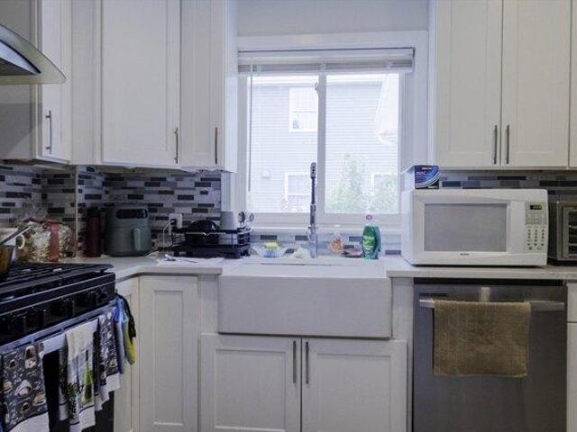 house with 3 bedroom, Attleboro MA ES105204412