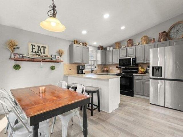 house with 3 bedroom, Barrington RI DS102585664
