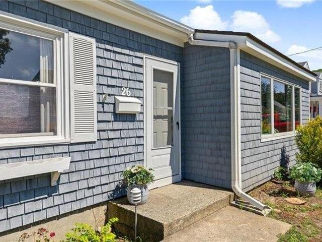 house with 3 bedroom, Barrington RI ES105232705