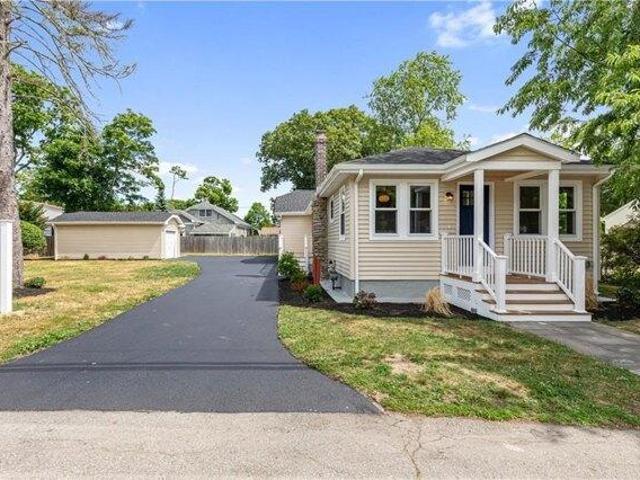 house with 3 bedroom, Barrington RI ES103664389