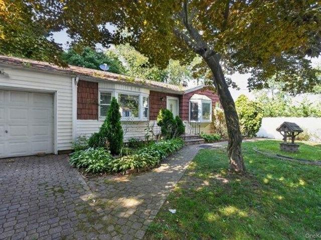 house with 3 bedroom, Bay Shore NY ES104922127