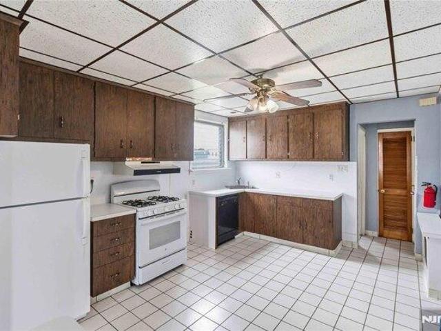 house with 3 bedroom, Bloomfield NJ DLS102258164