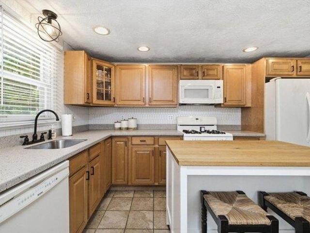 house with 3 bedroom, Brockton MA ES103889357