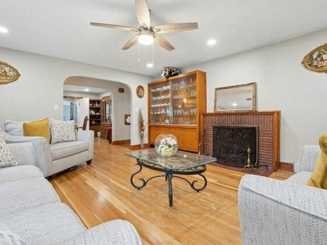 house with 3 bedroom, Brockton MA ES105174517