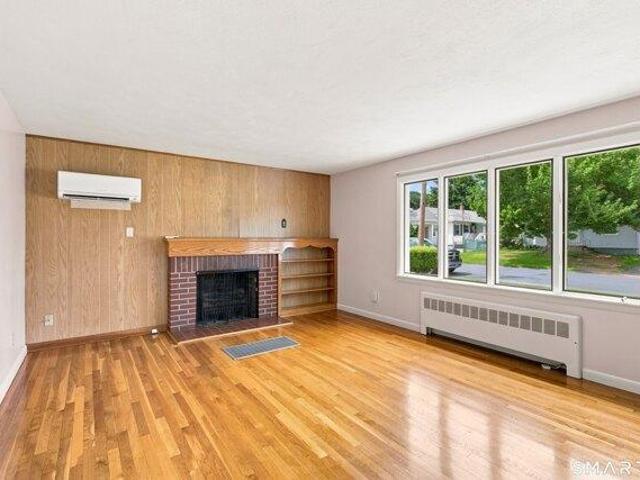 house with 3 bedroom, Bristol CT ES105116112