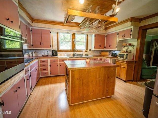 house with 3 bedroom, Cheshire MA ES103773956