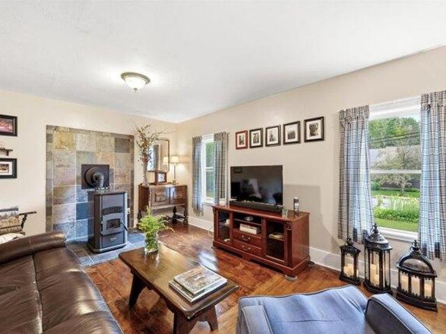 house with 3 bedroom, Chester NH ES105202389