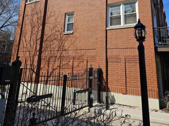 house with 3 bedroom, Chicago IL DLS100973340