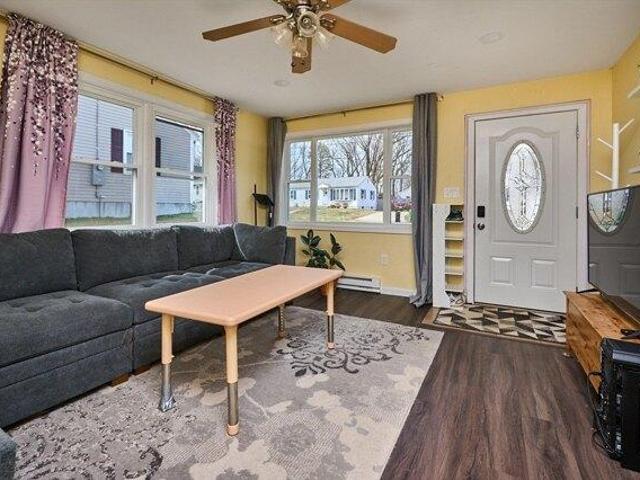 house with 3 bedroom, Chicopee MA ES102859463