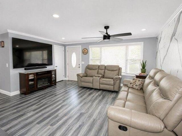 house with 3 bedroom, Chicopee MA ES103433161
