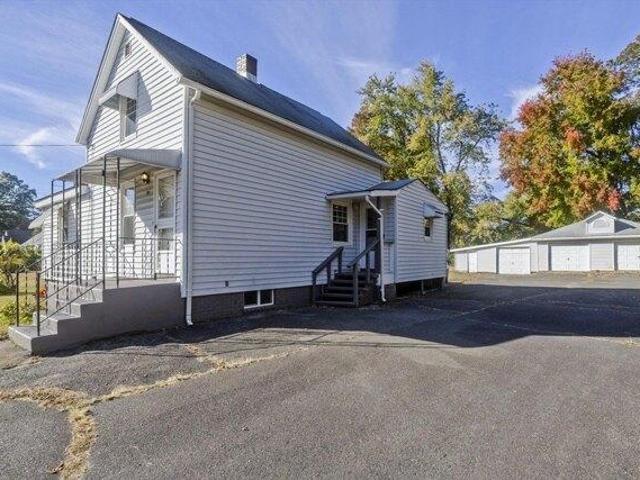house with 3 bedroom, Chicopee MA ES103663536